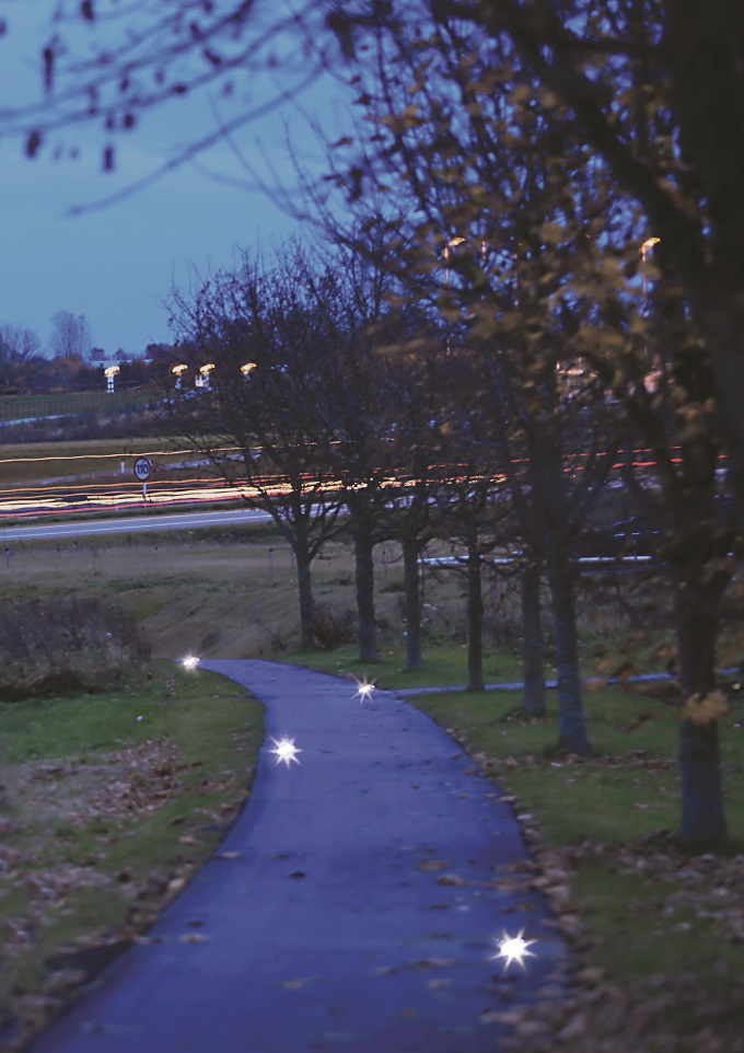 Two-way cycle tracks along the road or with their own layout